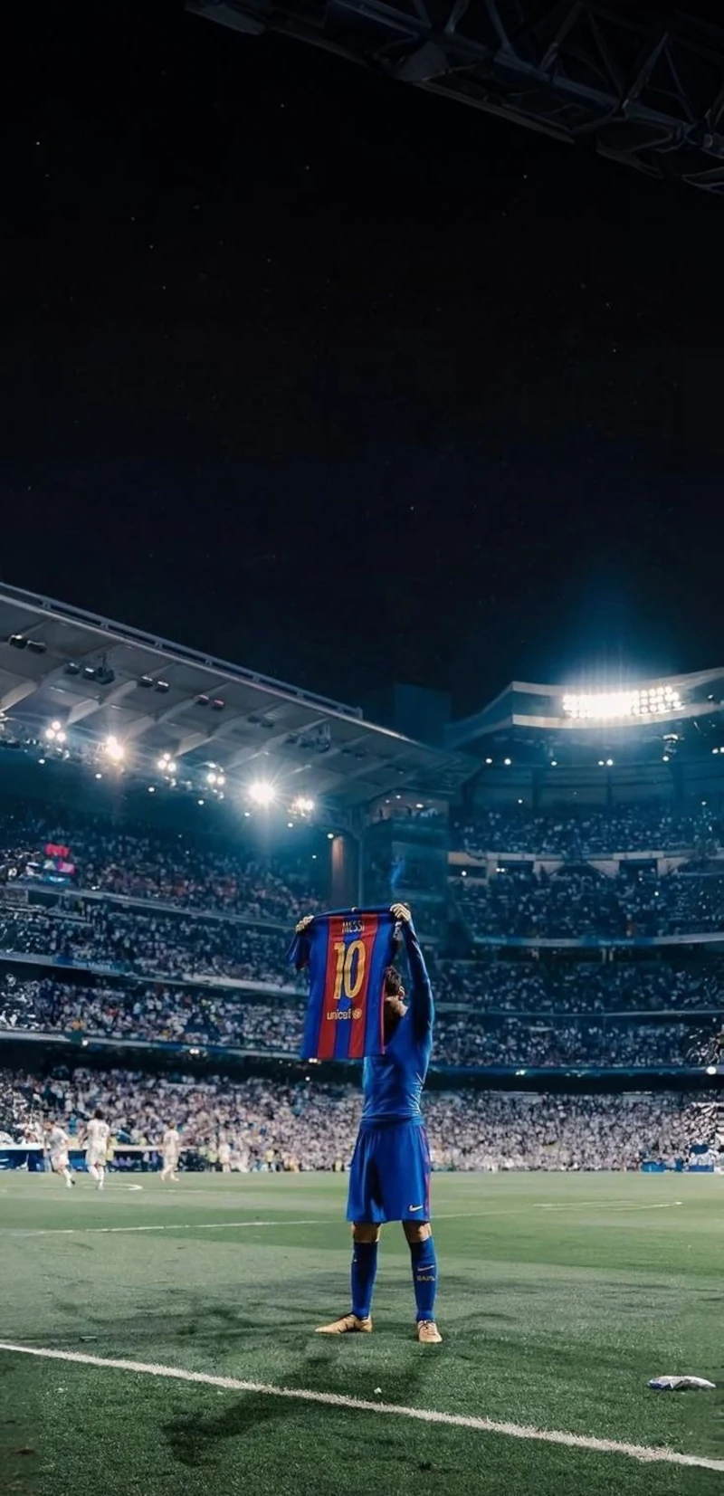 Messi wearing his jersey at the end of the match | Wallpaper 4k